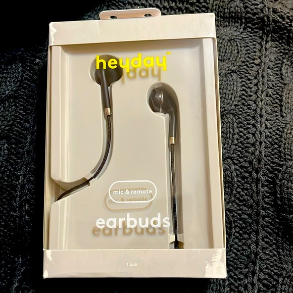heyday | Headphones | Nib Nwt Heyday Earbuds With Mic And Remote | Poshmark